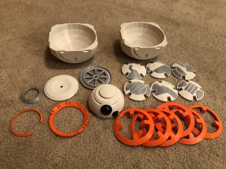 星球大战里的萌宠机器人R2D2和BB-8 – GTROB